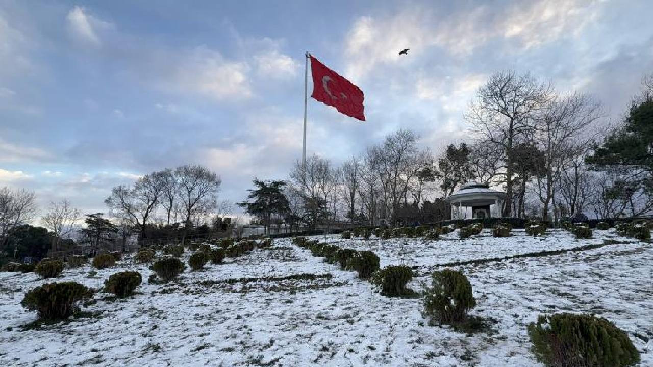 İstanbul’a kar geri döndü! AKOM saat vererek uyardı: “Hafif başlayıp ...