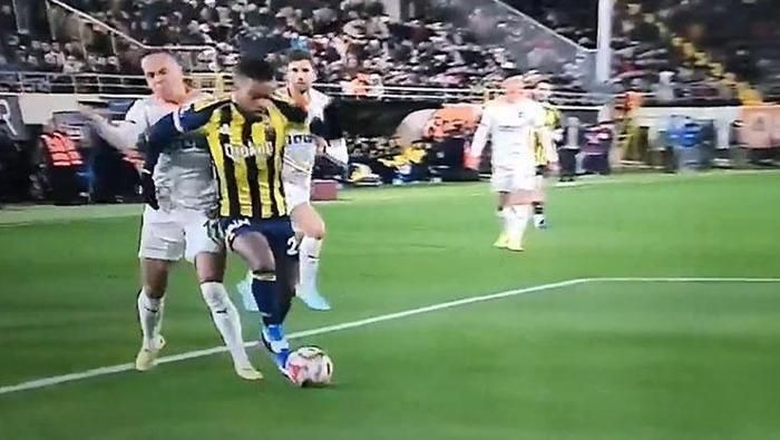 "Hakem Fenerbahçe'nin penaltısı ve Domenico Tedesco'nun kırmızı kartını ...