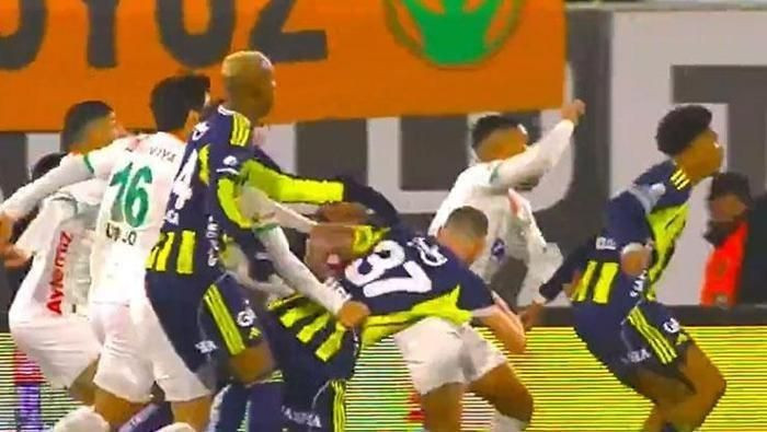 "Hakem Fenerbahçe'nin penaltısı ve Domenico Tedesco'nun kırmızı kartını ...